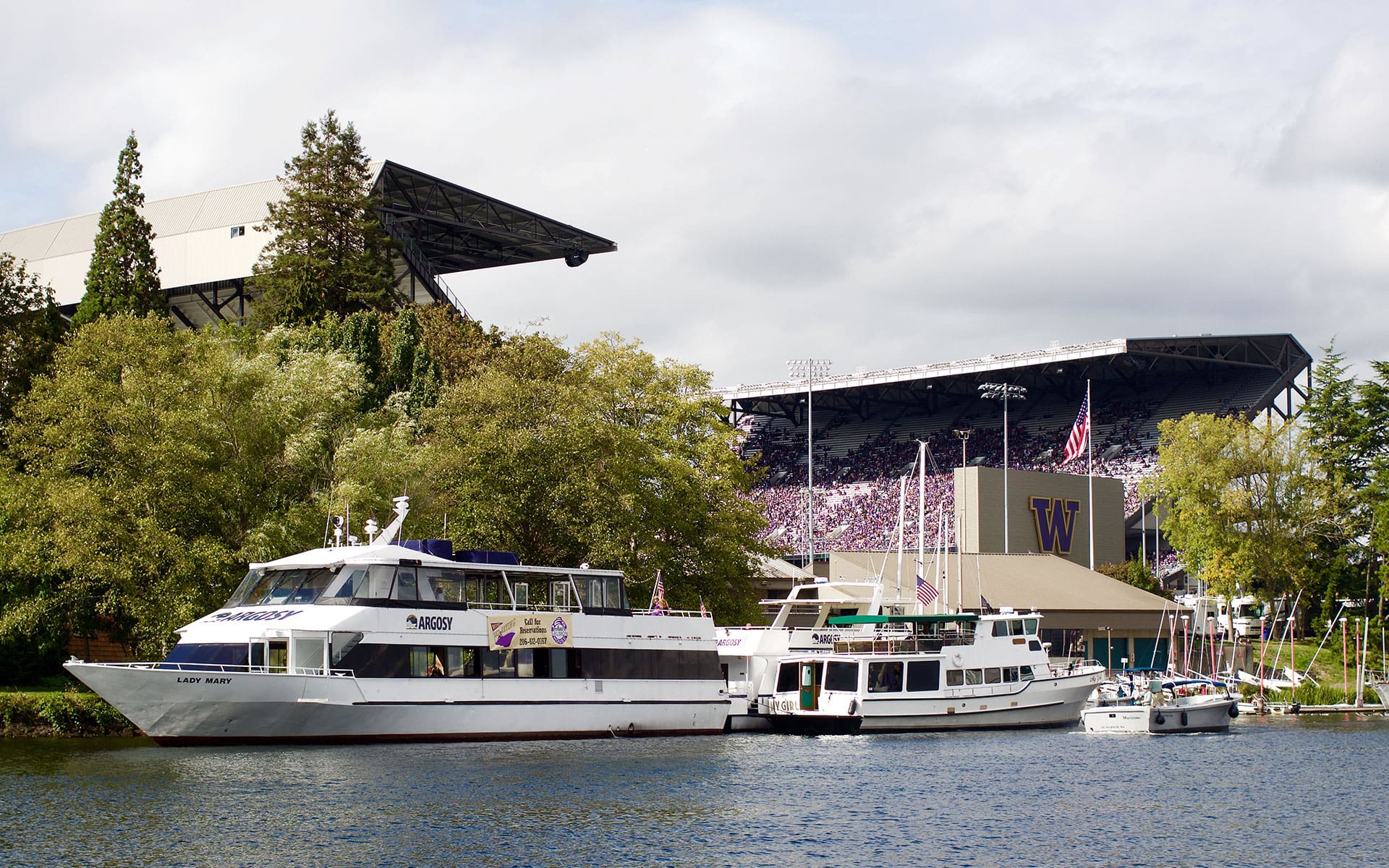 husky-football-sailgating-argosy-cruises - Argosy Cruises
